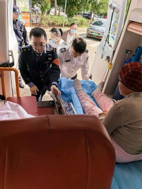 一旅客突发疾病！万宁高铁站多方联动成功将其转送就医